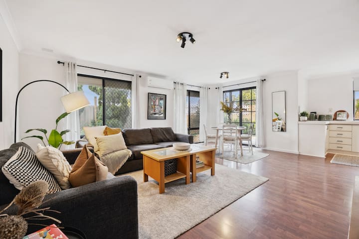 Large & Quiet – 2br W Courtyard City-fringe Escape - Perth