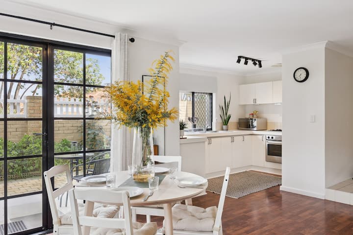 Large & Quiet – 2br W Courtyard City-fringe Escape - Subiaco