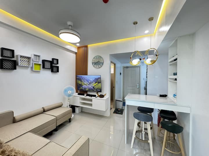 Modern 1-bedroom | Pool, City Views & Free Parking - Manila