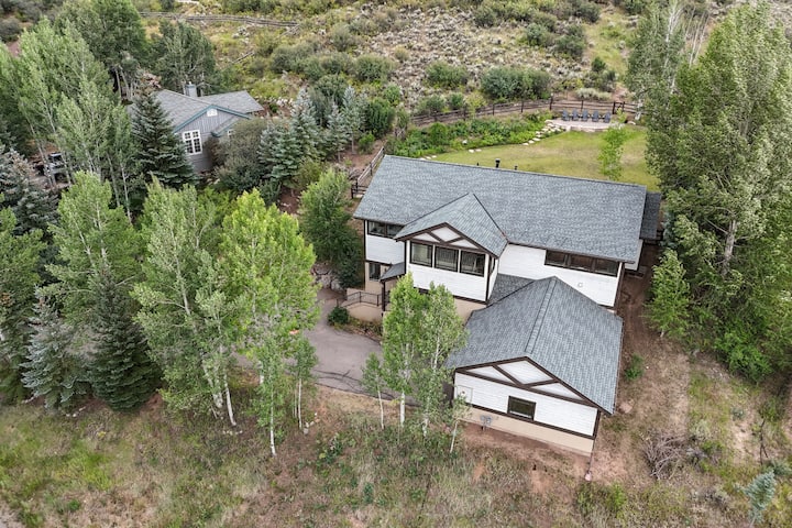 Colorado Mountain Getaway- 4br/4ba, Hot Tub, Views - Edwards, CO