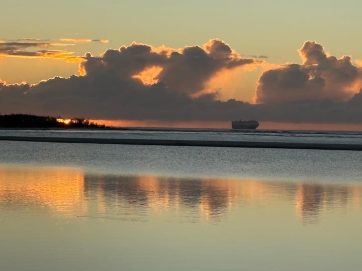 Golden Horizon - Golden Beach