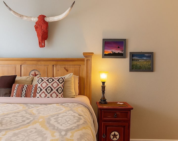 1980sretrotexasranch|king Bed - Austin, TX