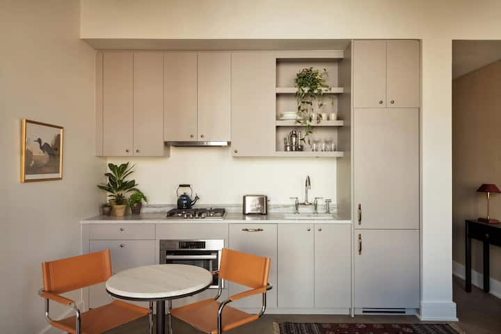 On Upper King Street In Vibrant Cannonborough Area - Charleston, SC