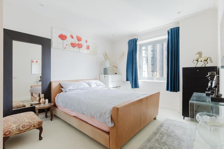 Eclectically Curated 2bd Flat In Canary Wharf - London