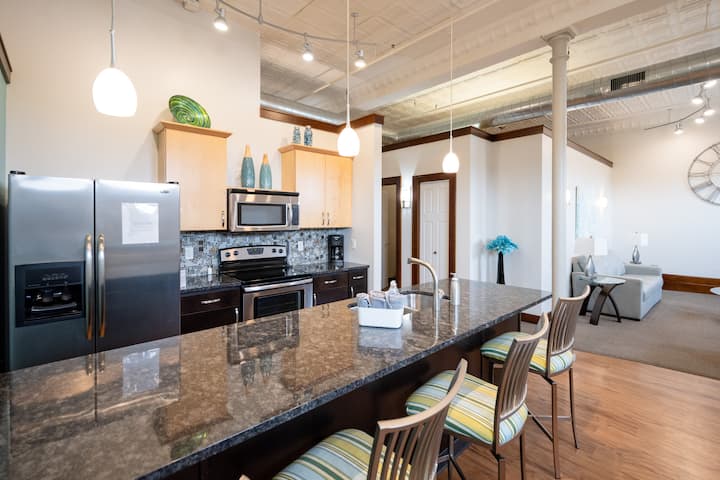 Modern Condo In Downtown Holland: The Huron - Holland Tulip Time Festival