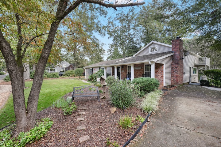 Lake Point Cottage At Acworth Beach - Acworth, GA