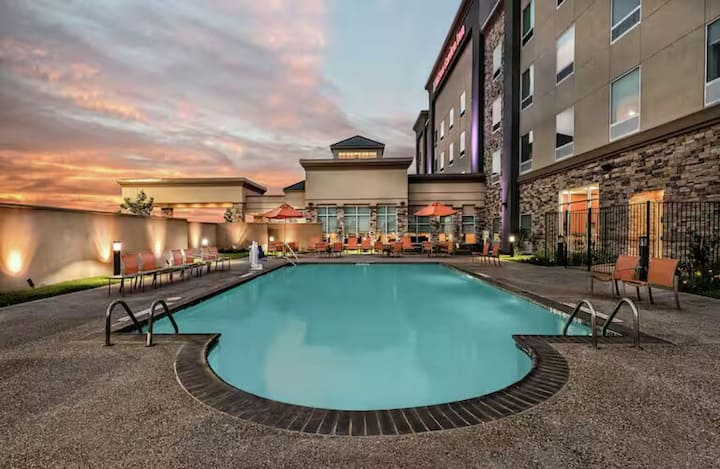 Walk To Texas State | Pool. Dining + Free Parking - San Marcos, TX