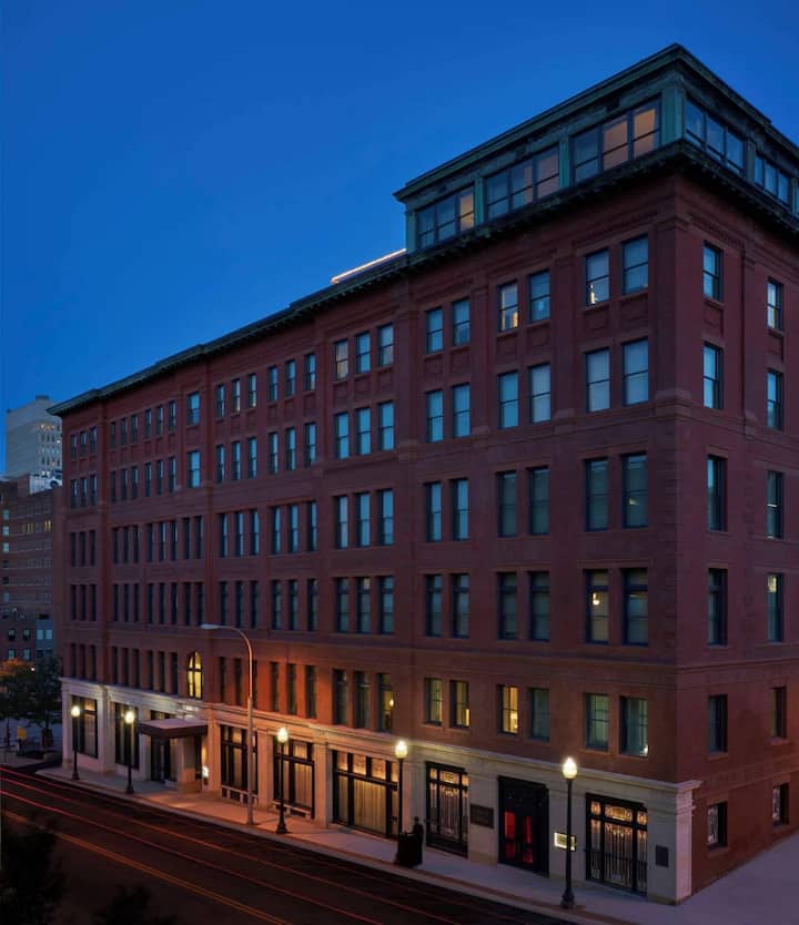 Downtown Kansas City Stay + Restaurant. Bar. Gym. - Kansas City, MO