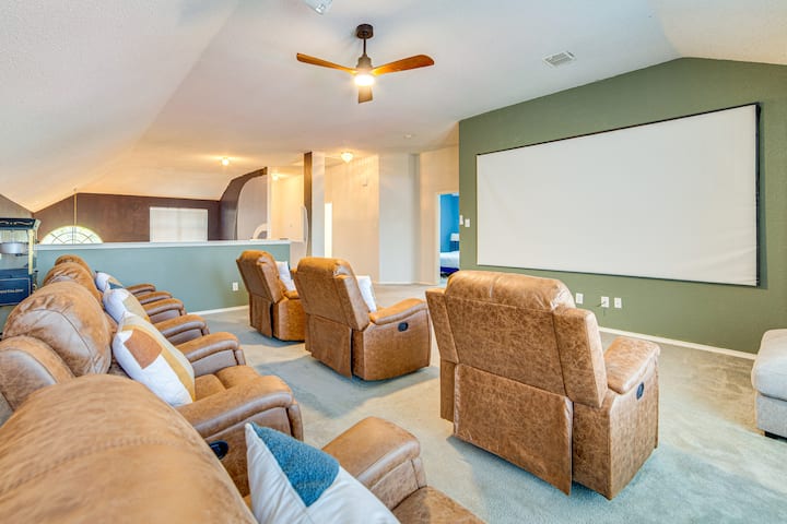 Game Room, Hot Tub & Fire Pit! Grand Prairie Home - Grand Prairie, TX