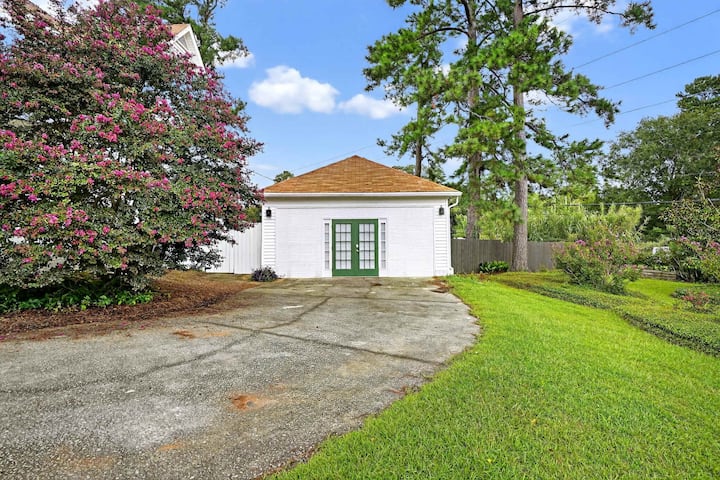 Augusta Carriage House: Cozy Retreat W/ Kitchen - Augusta, GA