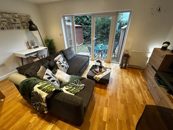 Secure 2bd Retreat: Modern Comfort In Privacy - Gillingham
