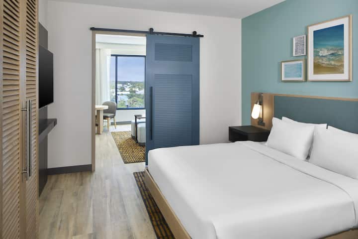 King Suite + Rooftop Bar & Pool & On Site Dining - Gulf Shores, AL