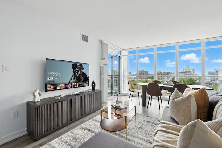 Modern 2br Condo | Stunning Views, Walk Everywhere - Toronto