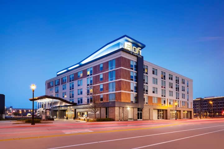 Walk To Fiserv Forum + Indoor Pool. Gym. Bar. - Milwaukee, WI