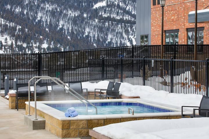 Yellowstone Nearby + Pool & Hot Tub. Bar. Kitchen - Big Sky, MT