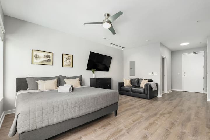 Spacious Studio With Pool View - コロンバス, OH