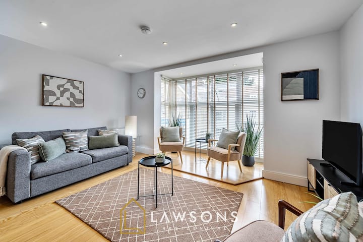 Central Windsor Gem | 2 Bed, 2 Bath, Free Parking - Windsor