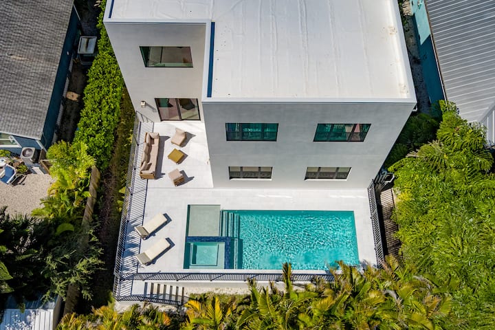 Modern Luxury Coastal Retreat - Marco Island, FL