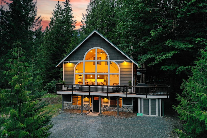 Mt Baker Luxe Chalet | Hot Tub, Bbq& Ski Gear Room - Glacier, WA