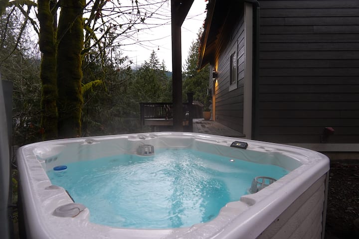 The Astor | Hot Tub & Chefs Kitchen - Glacier, WA