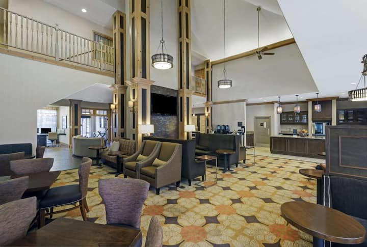 Nature Bliss Stay | Outdoor Pool. Free Breakfast - Vancouver, WA