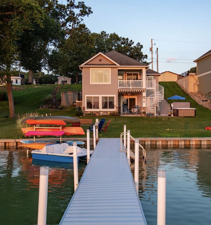 Dockside Daze | Lakefront + Hot Tub | Sleeps 12 - Constantine, MI