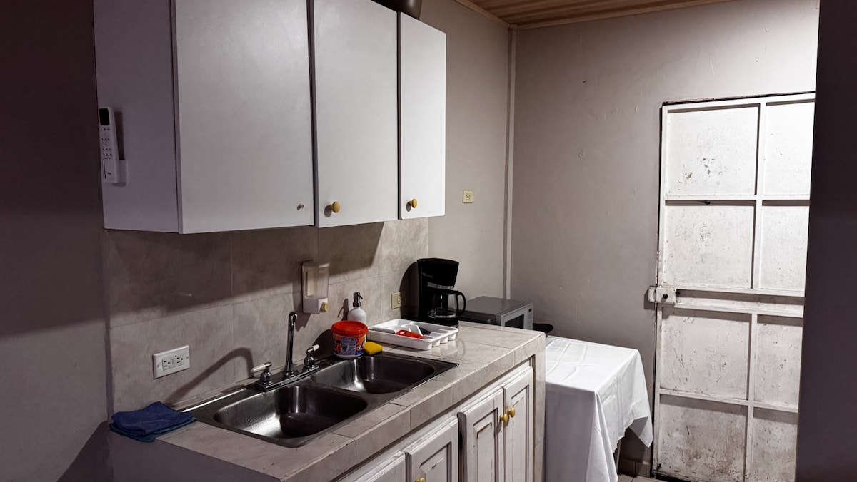 Max 8 - Basita • Centre commercial - Stationnement • Climatisation - # ...