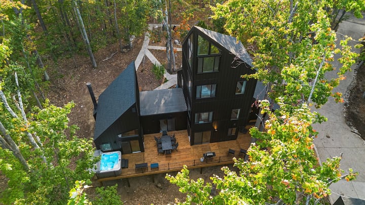 70s Retro Escape | Hot Tub, Sauna & Arcade Games - Gaylord, MI