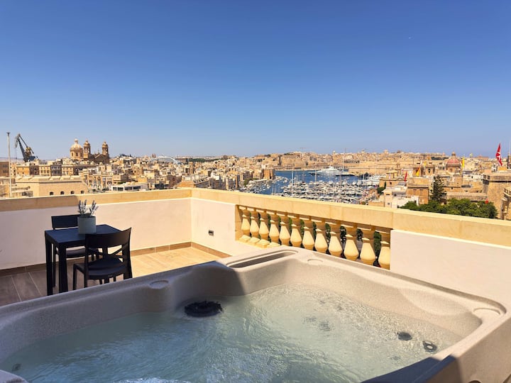Penthouse W/ Jacuzzi & Terrace Views - Valletta
