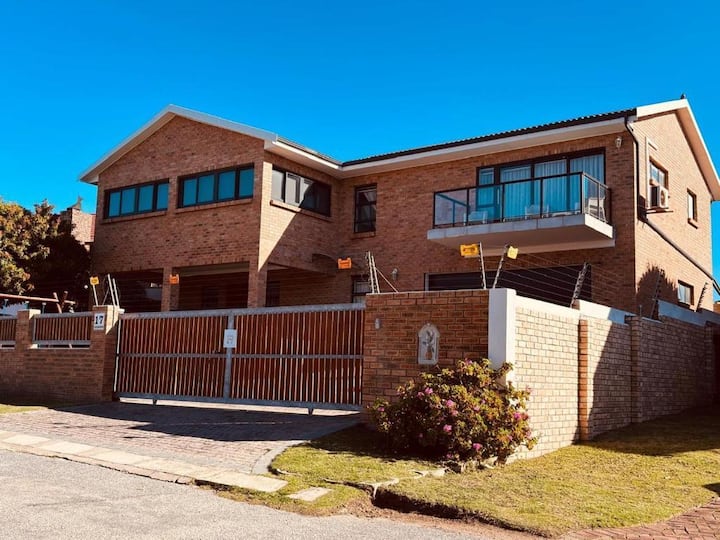 Luxury Four Bedroom House - Jeffreys Bay