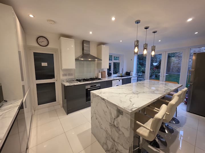 Elegant 5bdr Executive Home, Chigwell - Londres