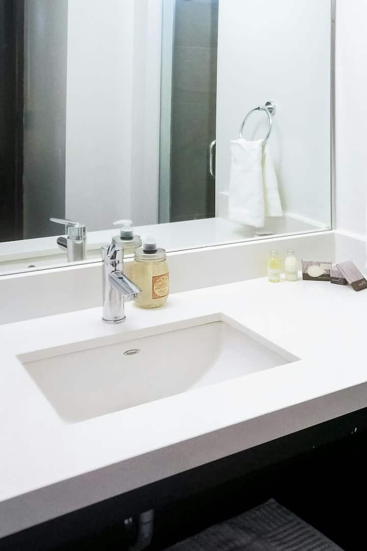 King Deluxe Room - Levittown