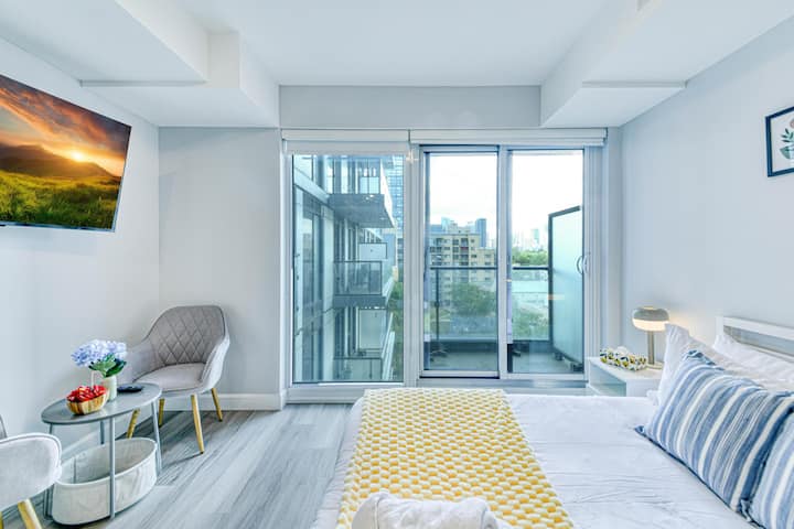 Downtown Studio | Balcony Living With City Views - Toronto