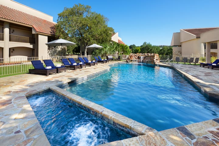 Scenic View & Upscale Comfort: Your Perfect Escape - Boerne, TX