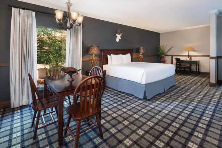 Upscale Hill Country Getaway: Golf, Pool & Parking - Boerne, TX