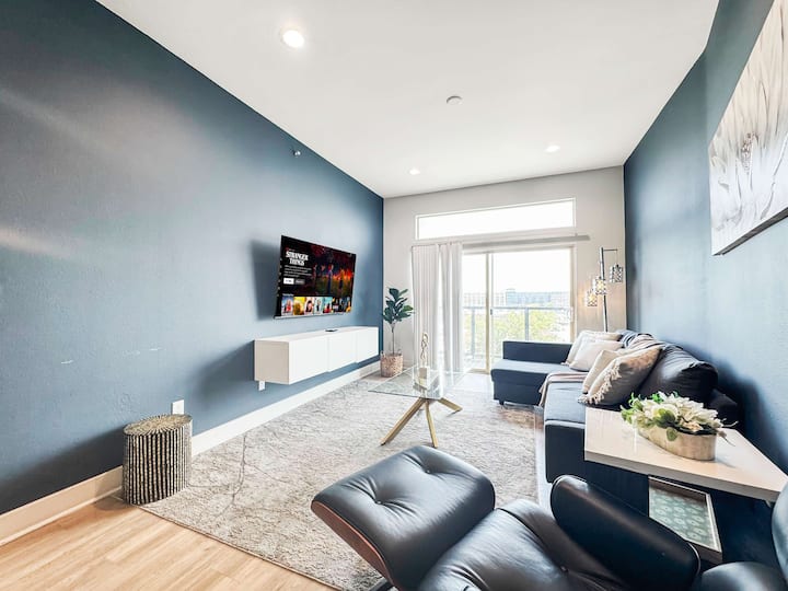 Elegant 2bd Deep Ellum Retreat W/ Pool And Parking - Uptown - Dallas