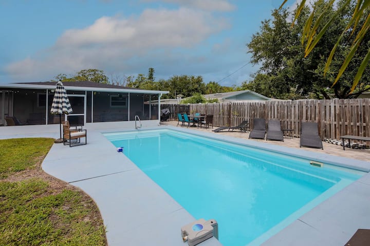 Paws & Play Paradise  - Private Pool - Pinellas Park, FL