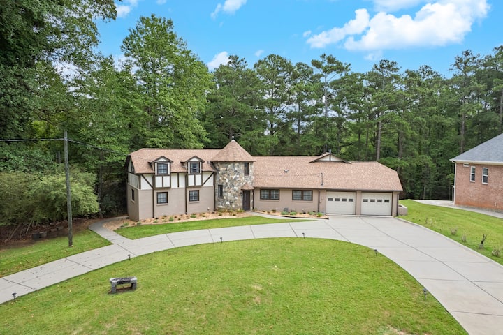 Lake Lanier Retreat | Dock, Views & Golf Cart - Flowery Branch, GA