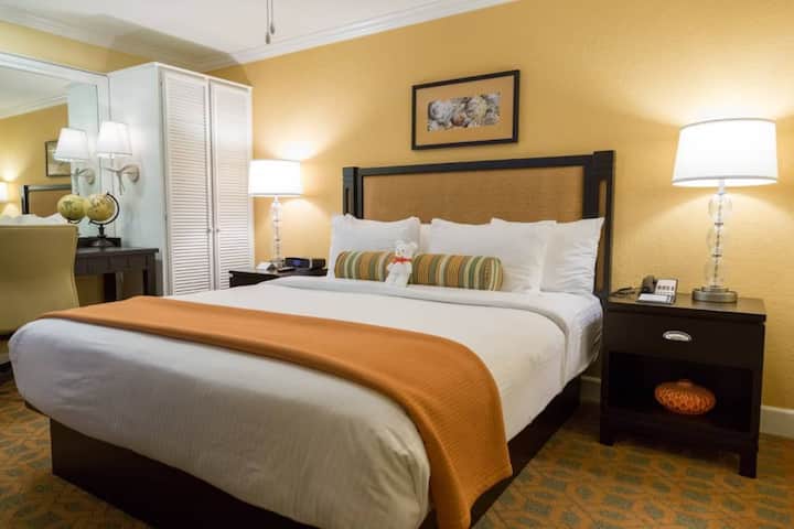 Walk To Beach! Resort W/ Pool And Free Parking - Carlsbad, CA