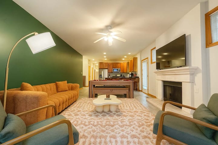 1 Free Parking, Sleeps 10 - Chicago, IL