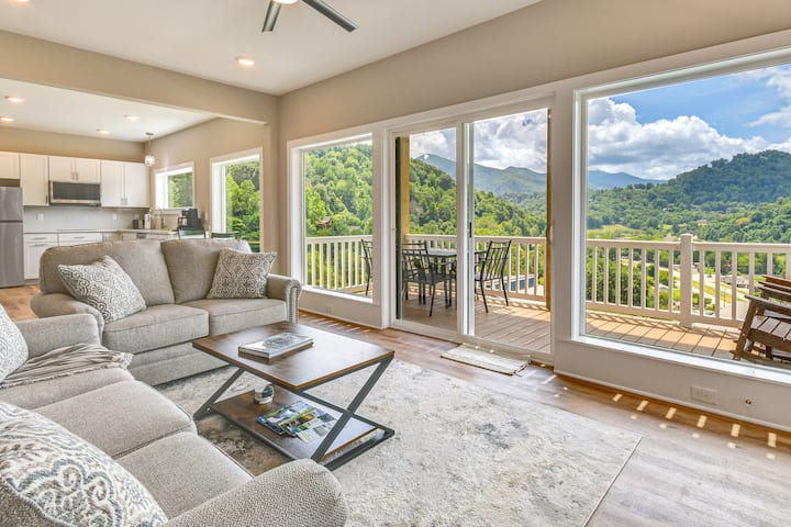 Mtn Views & Stunning Fall Hikes: Maggie Valley Apt - Maggie Valley, NC