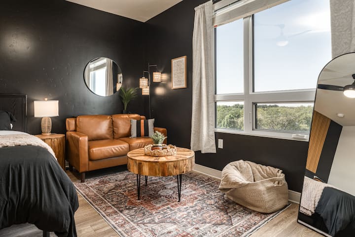 Cozy King Bed, Gym, Coffee Bar, Pool - Boise, ID