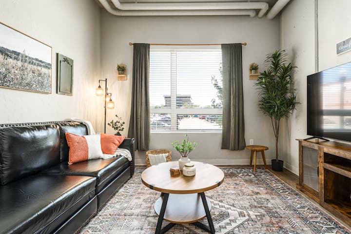 Coffee Bar, Parking, King Bed, Hot Tub - Boise, ID