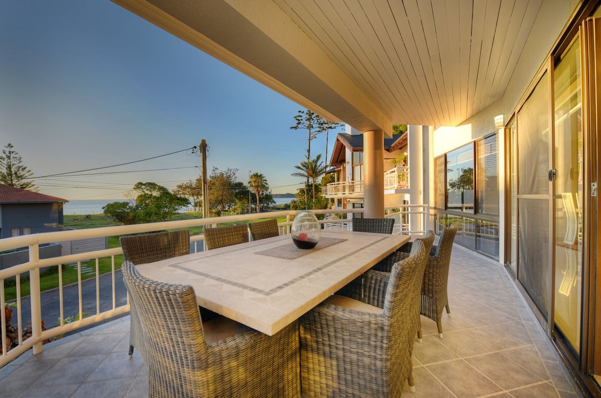 Beachside Manor - Houses for Rent in Sapphire Beach, New South Wales ...