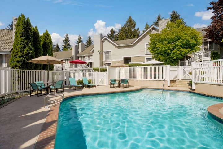 Near Microsoft Campus + Free Breakfast. Pool. Gym. - Bellevue