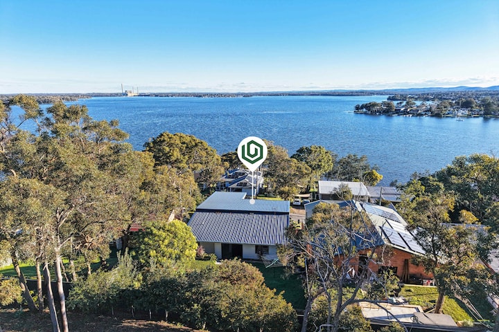 Modern 4br Mirraboo Home With Panoramic Lake Views - Newcastle