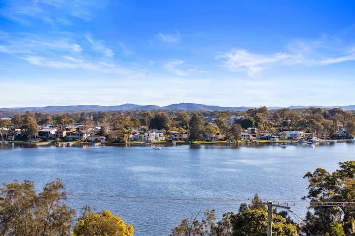 Modern 4br Mirraboo Home With Panoramic Lake Views - Morisset