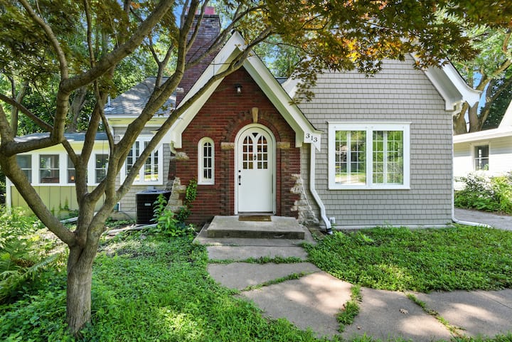 New! Charming Manville Heights Cottage Retreat - Iowa City, IA