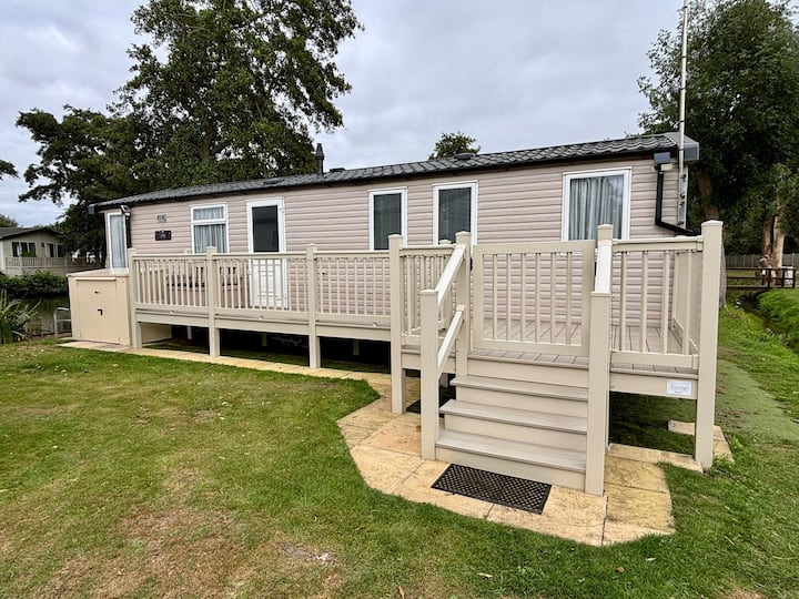 Caravan With Decking And Lake-views Ref 69001lv - Clacton-on-Sea