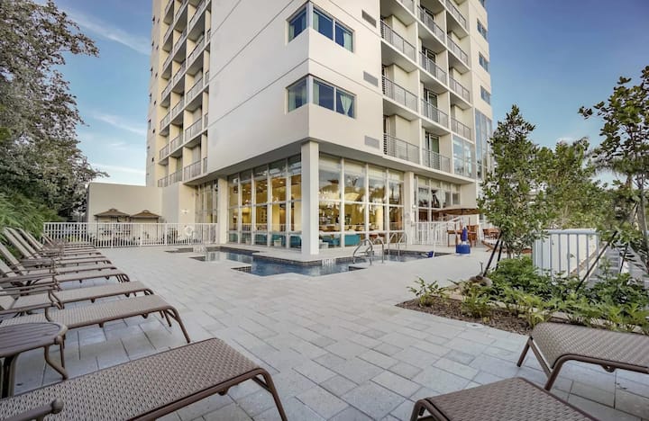 Waterfront Elegance Near Cruiseport | Pool & Gym - Hollywood, FL